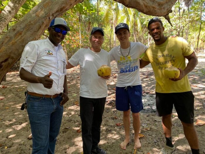 Catherine Zeta-Jones y Michael Douglas de visita en las paradisíacas ...